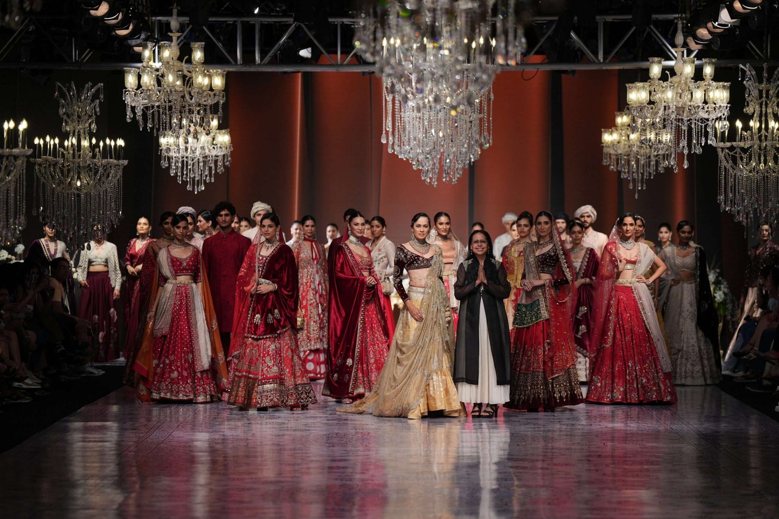 Fashion Extravaganza - Retropoplifestyle